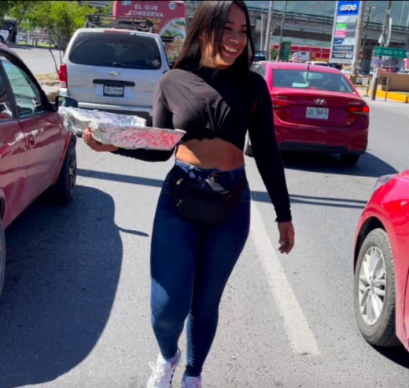 Chula vendedora de pays enamora a automovilistas y se vuelve viral
