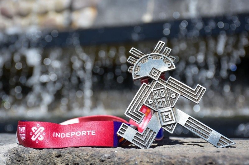 PRECIOSAS: Presentan playera y medalla del Medio Maratón de la CDMX